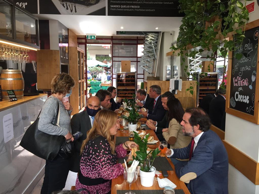 Government follows tradition and joins for lunch at the Market ...