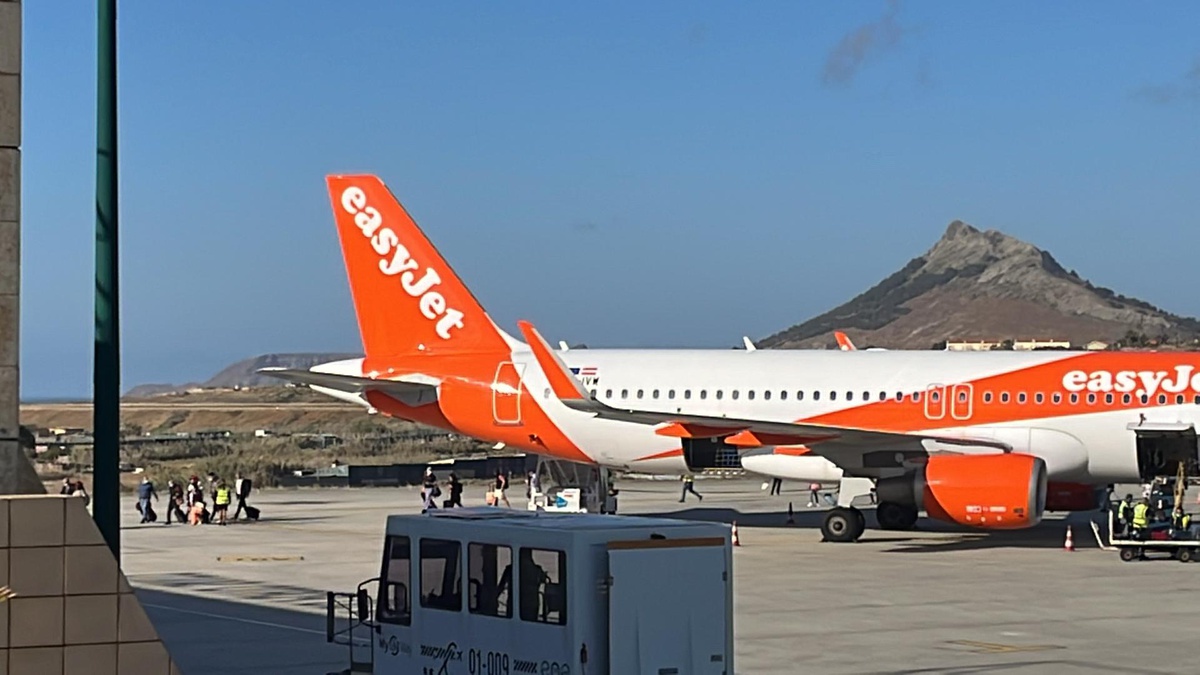 easyJet debuts in Porto Santo with 130 passengers - Madeira Island News ...