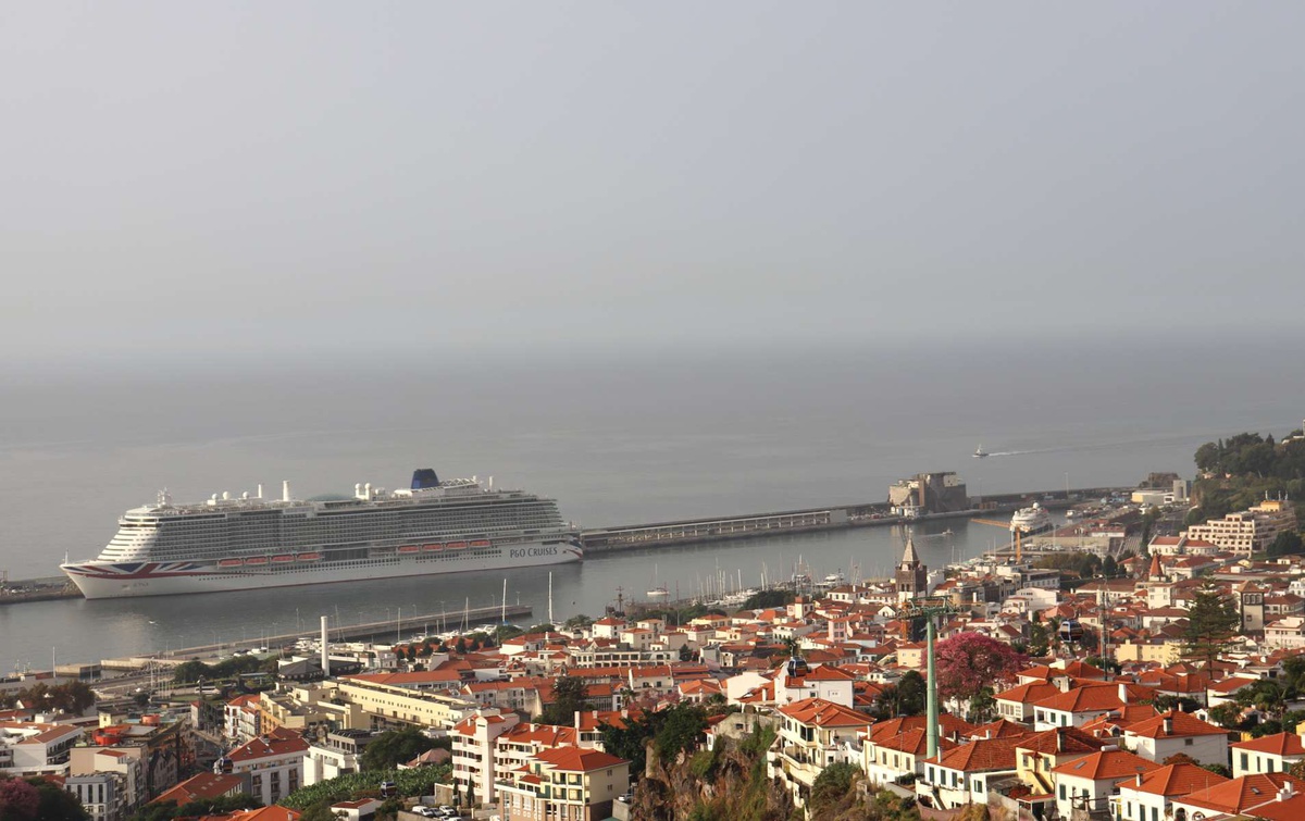 Port of Funchal with two ships and more than 7 thousand people ...