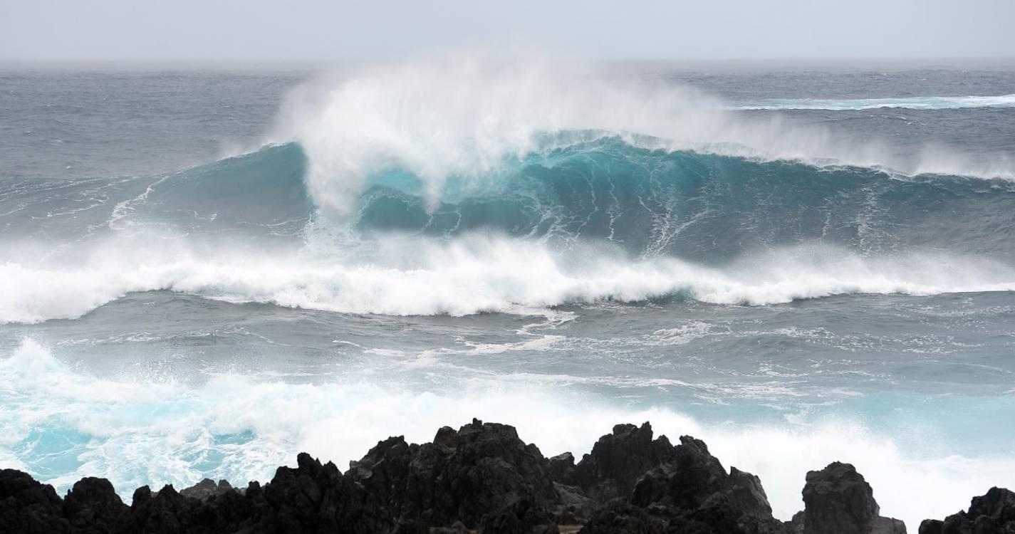 Pay attention to strong winds and sea waves in Madeira - Madeira Island ...