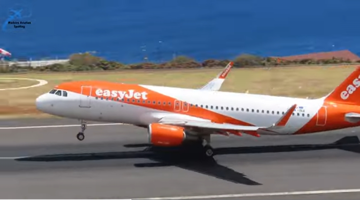 Watch the video of the easyJet plane failing to land at Madeira Airport ...