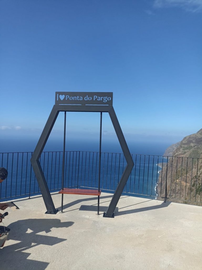 Furniture and panoramic swing reinforce the attractiveness of the Boa Morte viewpoint - Madeira ...