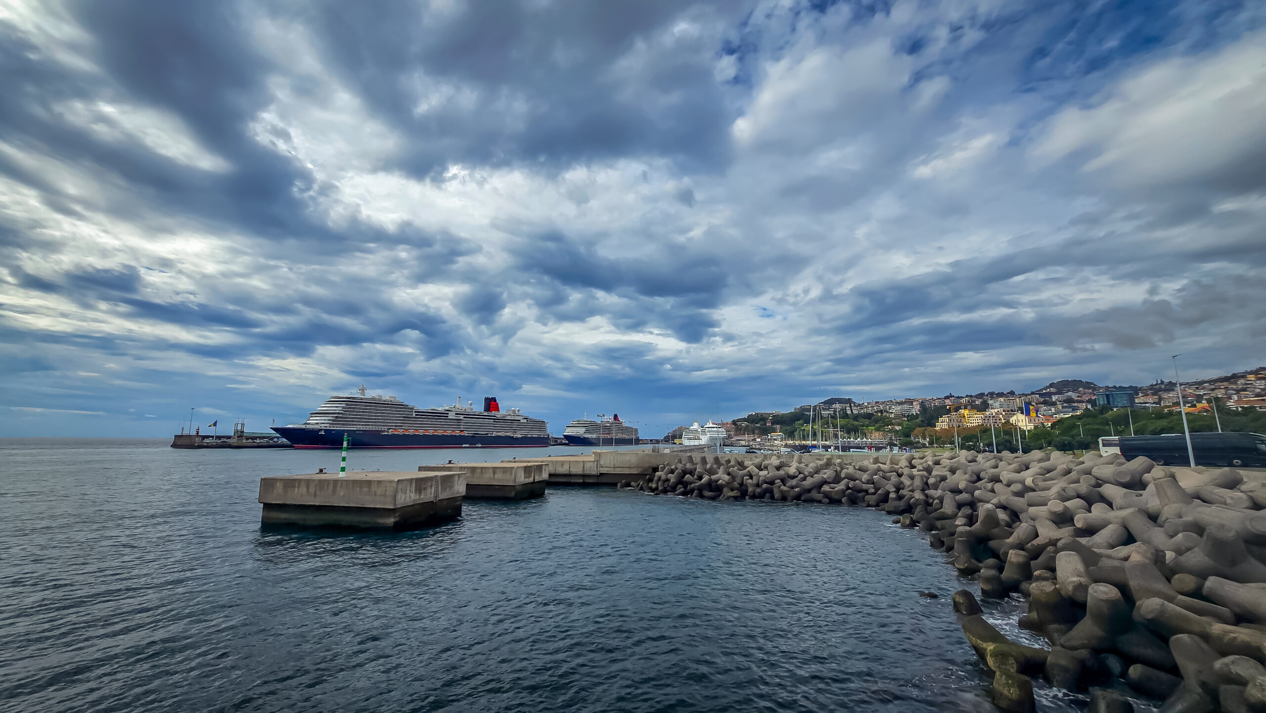 Two 'queens' visit the Port of Funchal today - Madeira Island News Blog
